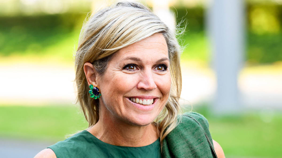 Gør det igen: Maxima bærer ring med gigantisk insekt | BILLED-BLADET