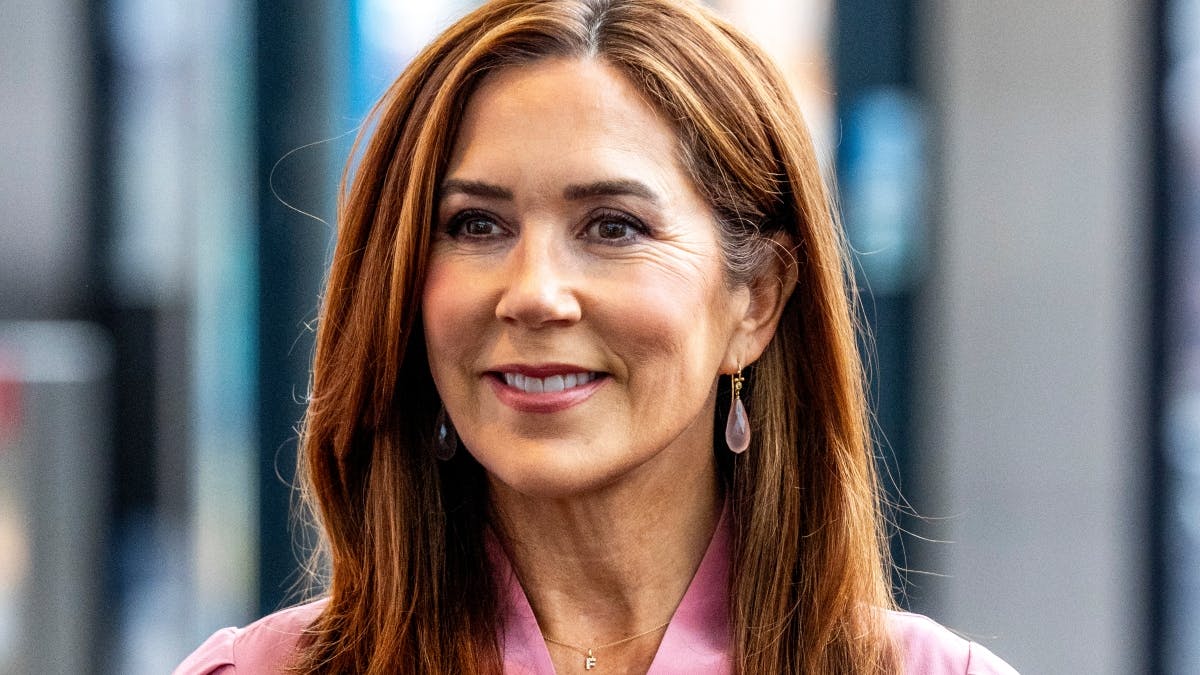 Dronning Mary i chik og farverig stil: Matchede kastanjerød frisure ...