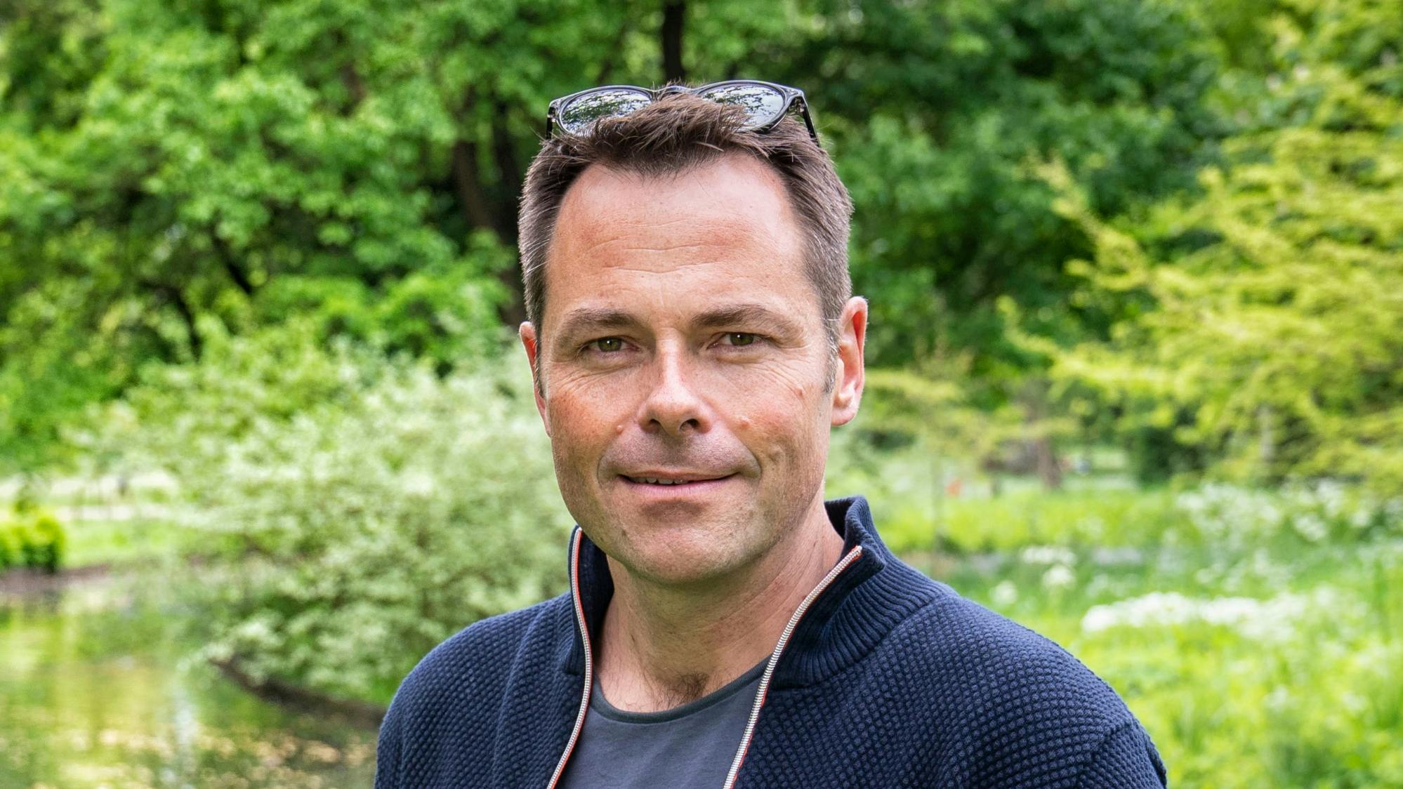 TV-vært Kristian Ring-Hansen Holt ved at revne af stolthed | BILLED-BLADET