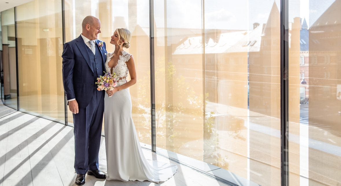 Andreas Bos brud havde to brudekjoler: Den ene købte hun af Nikita ...