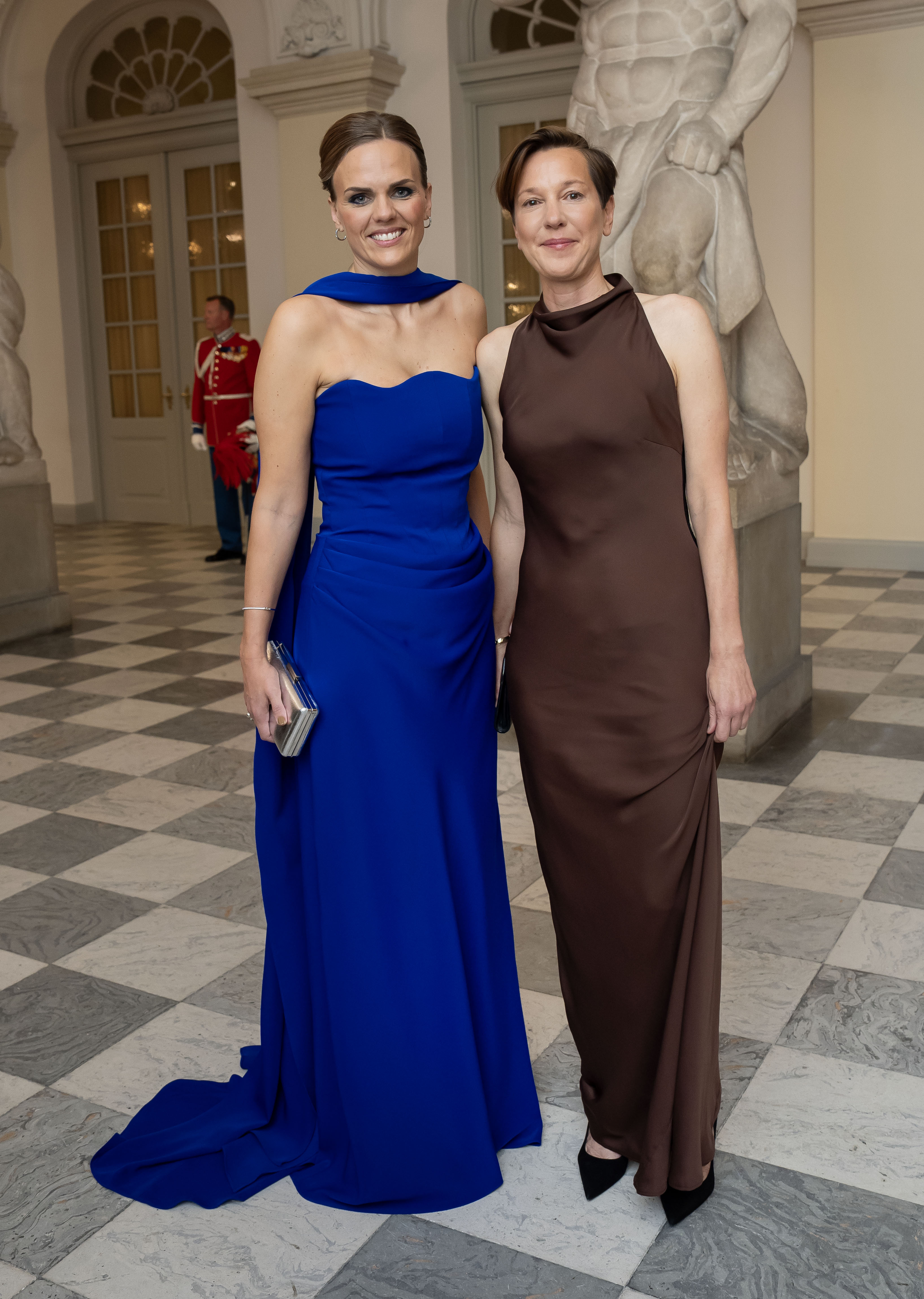 Første gallataffel for Caroline Stage: Se hendes smukke, koboltblå ...