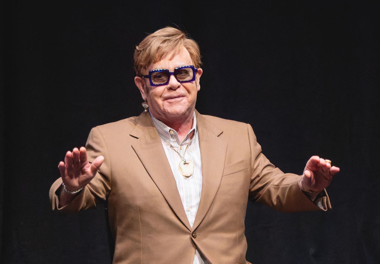 Det har vi ikke set før: Elton John på den røde løber med sin knæskal ...