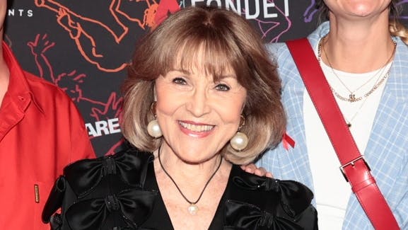 Susse Wold helt i sort og fyldt med sløjfer: Ankom med kendt sanger ...