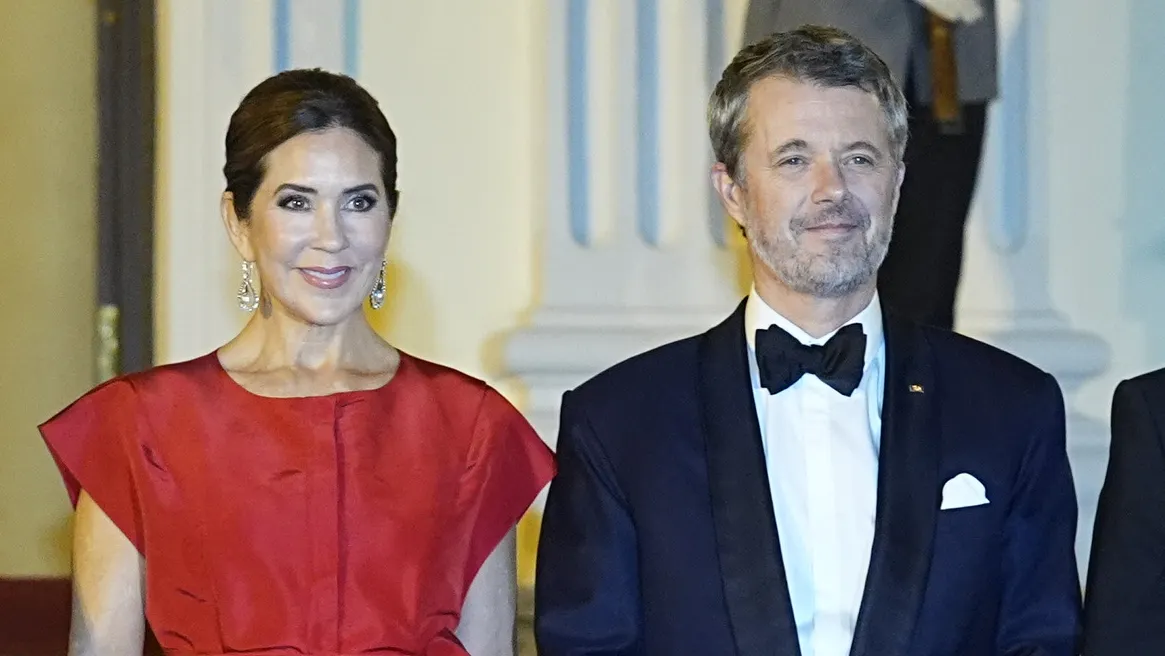 Kong Frederik fik debut under gallamiddag: Hør ham holde tale på tysk ...