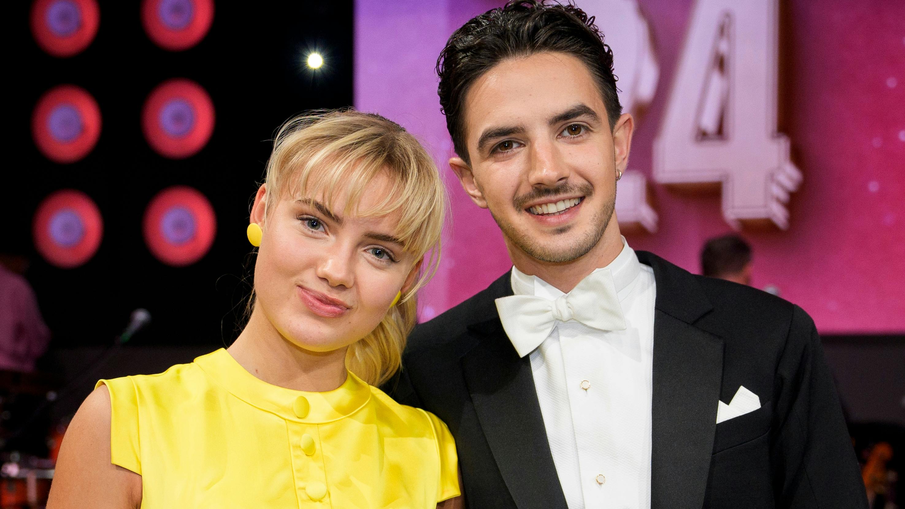 Du ser det ikke på tv, men Anna Munch har altid dette med i sit kostume ...