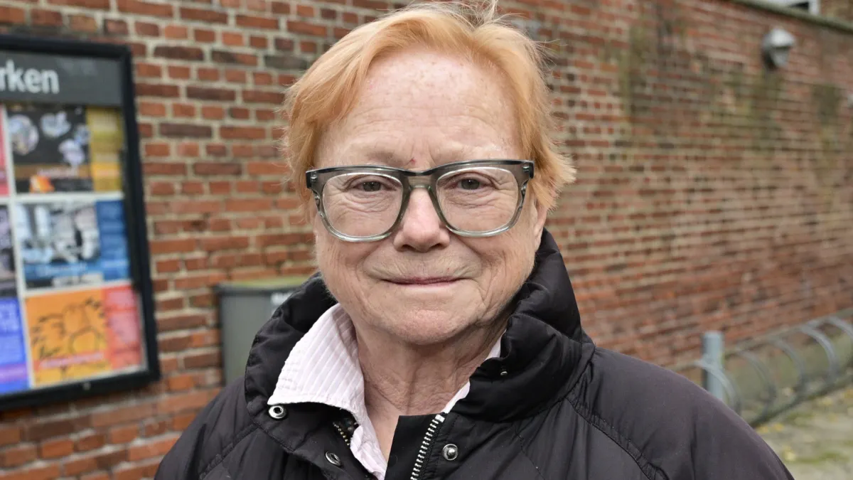 Et sidste farvel til Ulf Pilgaard: Hende ankom Lisbet Dahl sammen med ...