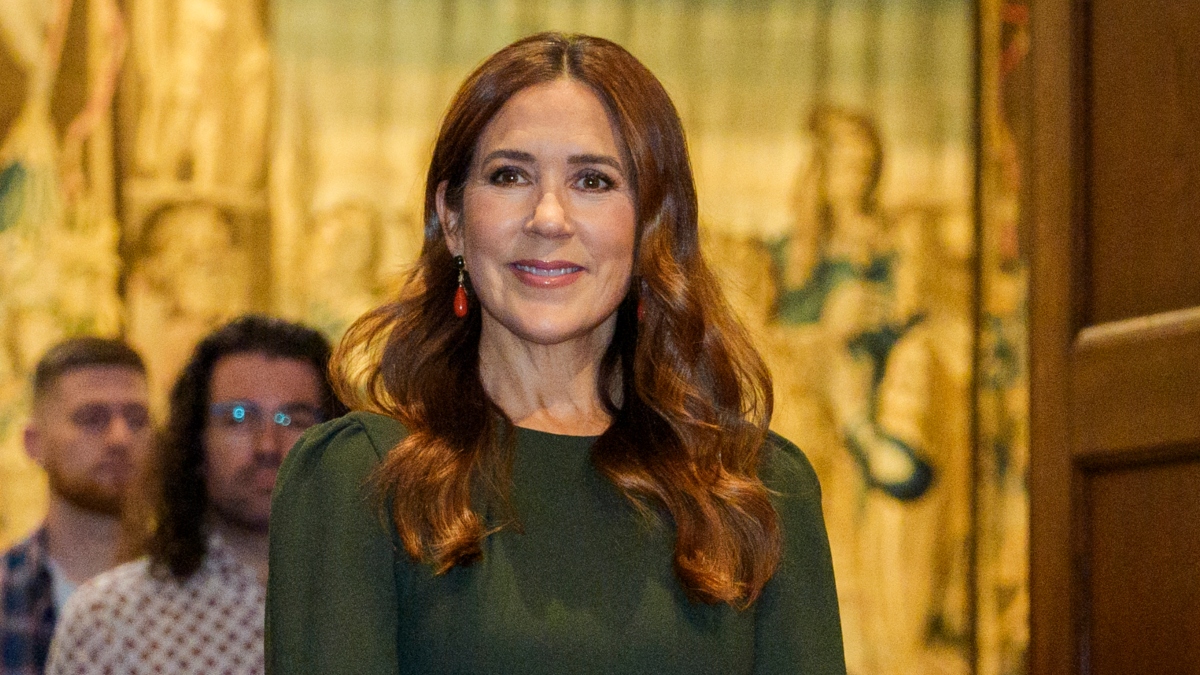 Se de flotte detaljer: Dronning Mary vakte opsigt i olivengrøn kjole ...