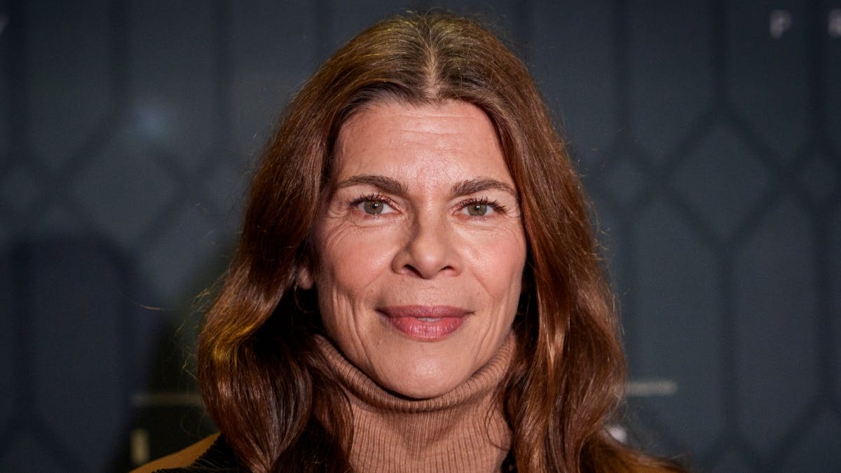 Den ser tung ud! Ellen Hillingsø dukkede op med vild lænke om halsen ...