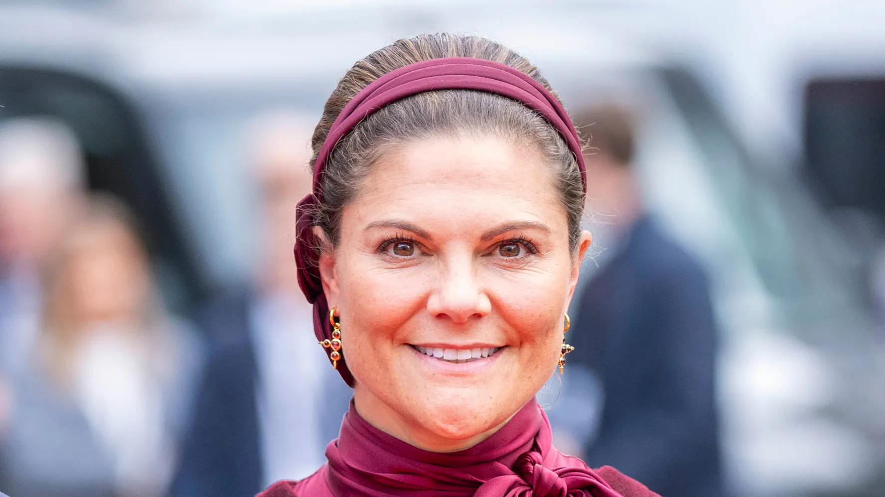 Kronprinsesse Victoria i vinrødt fra top til tå | BILLED-BLADET