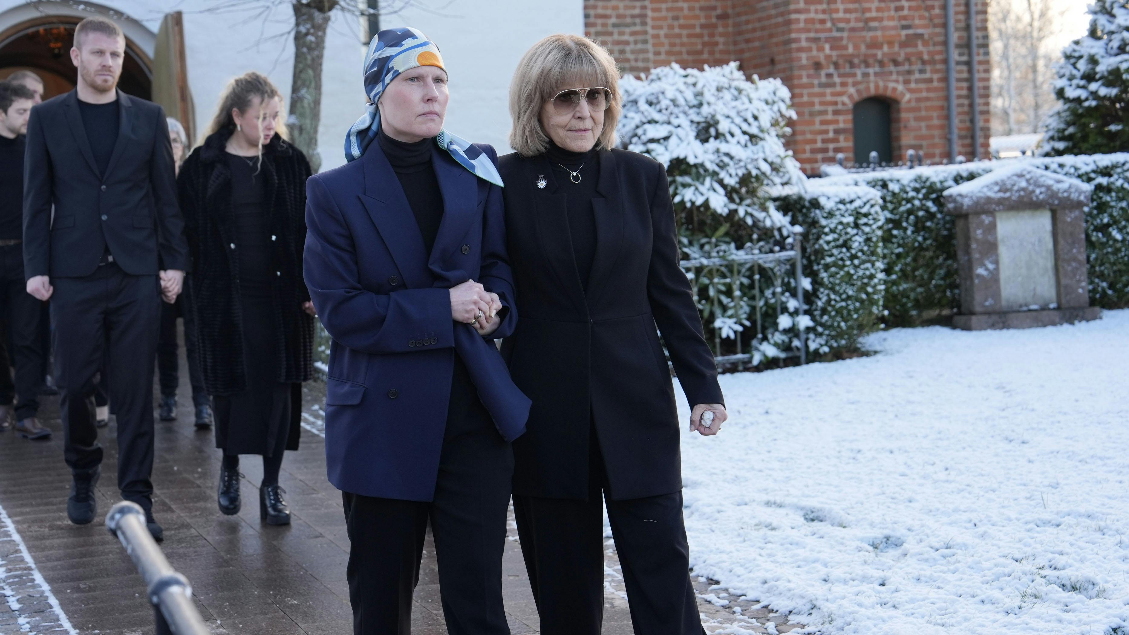 Rørende scener ved kisten: Susse Wold holdt særlig kvinde i hånden ...