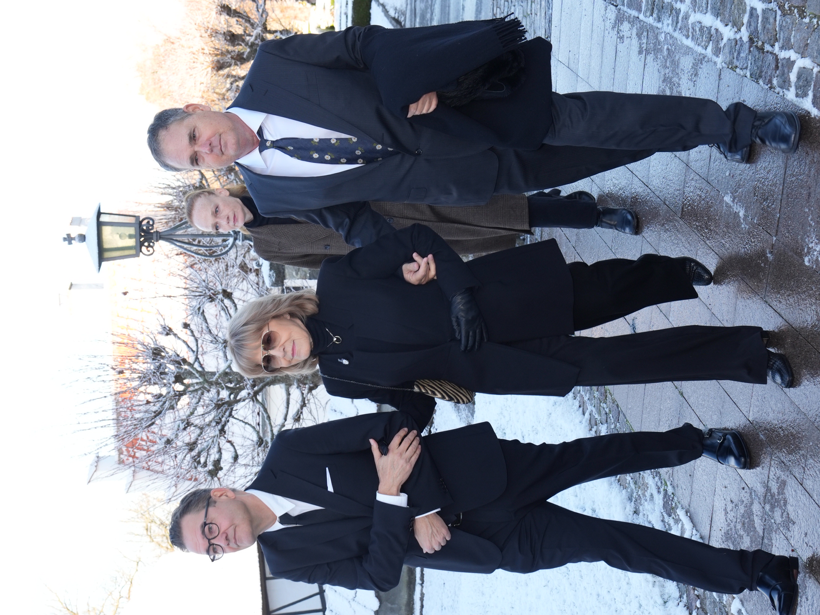 Han gik bagerst, da de bar kisten: Han var Bent Mejding og Susse Wolds ...