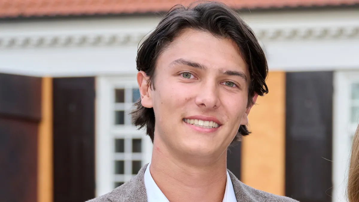 Det er tydeligt at se, han er model: Grev Nikolai gør sig klar til ...