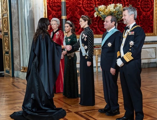 Dronning Mary beundrede gæsternes kjoler: En af dem gjorde et kæmpe ...