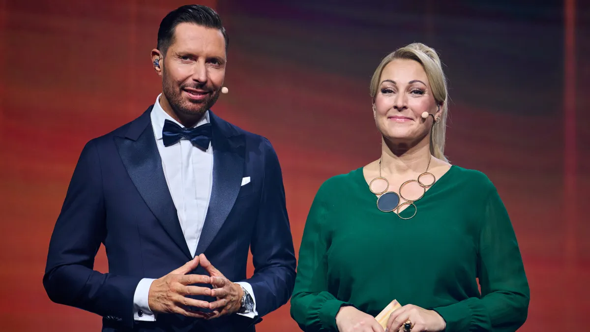 Pludselig skiftede han tøj midt i showet: Kåre Quist og Stéphanie ...
