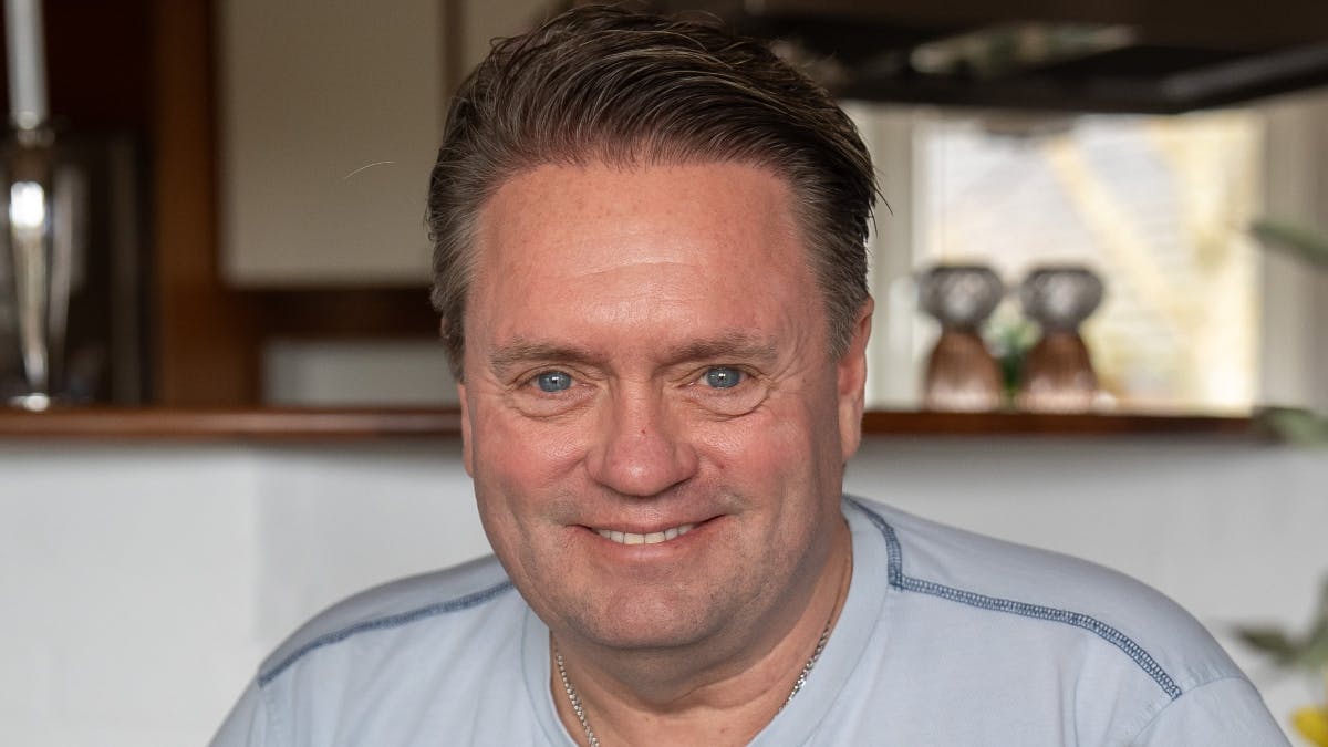 Johnny Hansen mærkede det på egen krop: Slår pjalterne sammen med ...