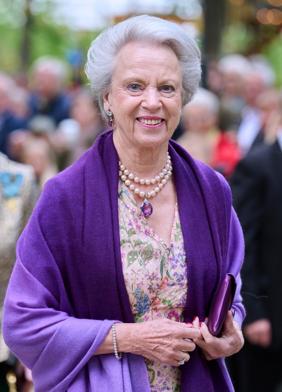 På stor festaften: Gemte prinsesse Benedikte det her under sin pels ...