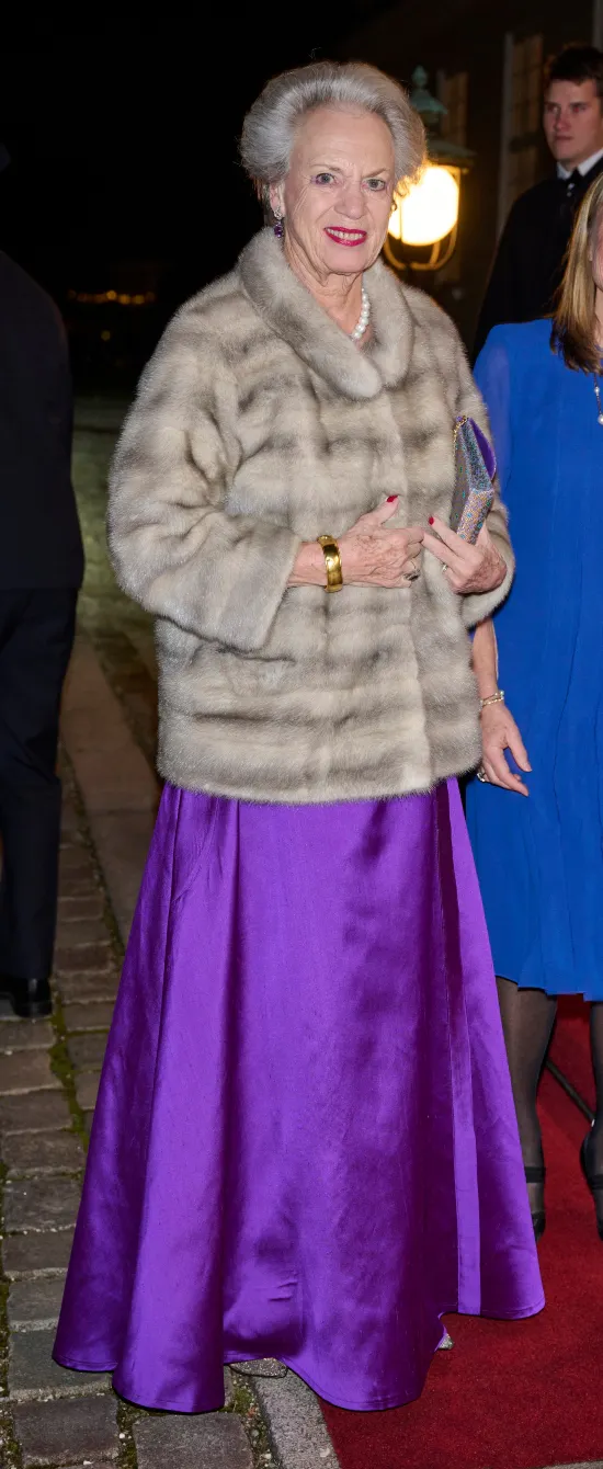 På stor festaften: Gemte prinsesse Benedikte det her under sin pels ...