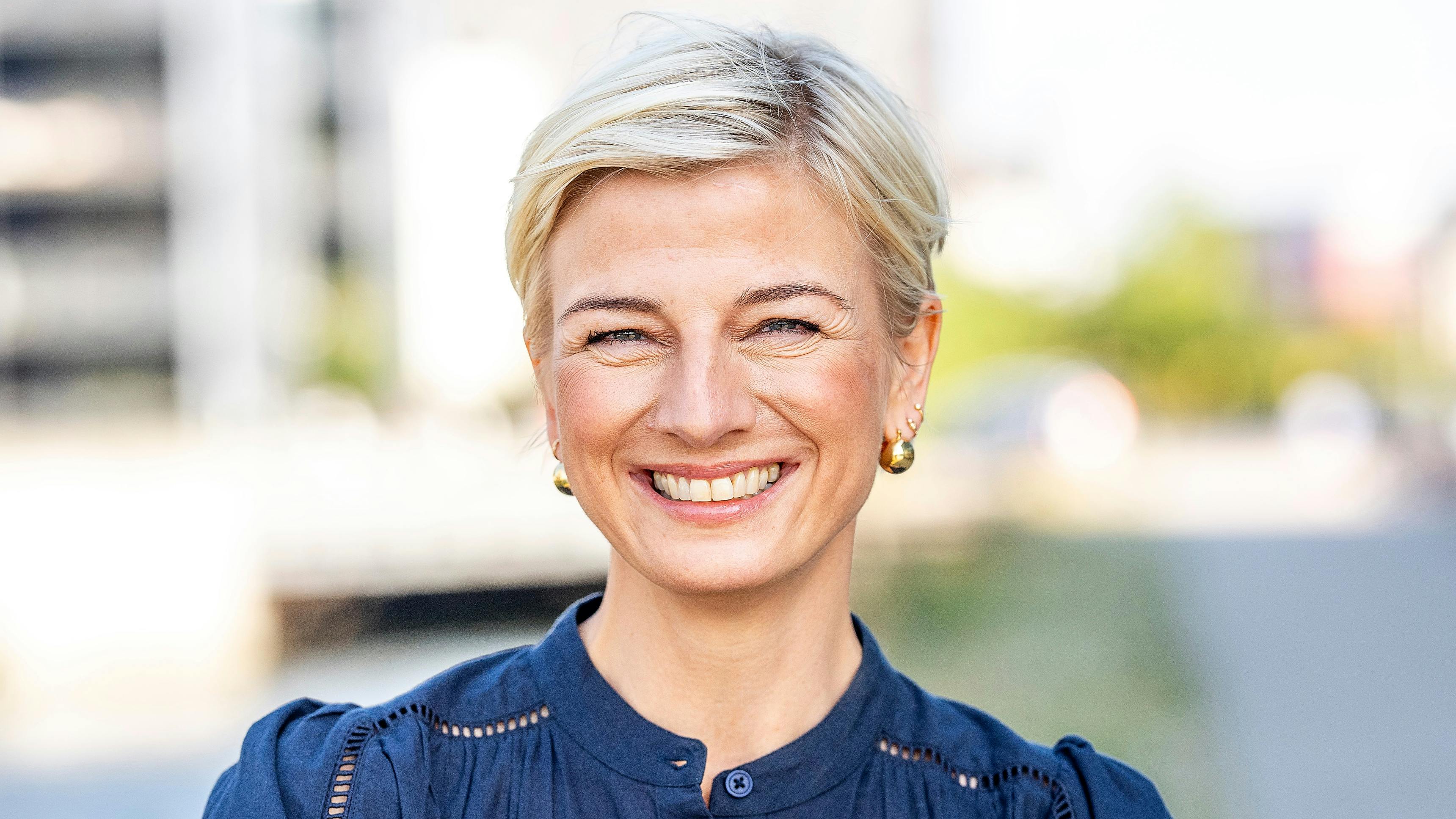 Se videoen: Louise Wolff brød sammen af grin, da snakken faldt på det ...