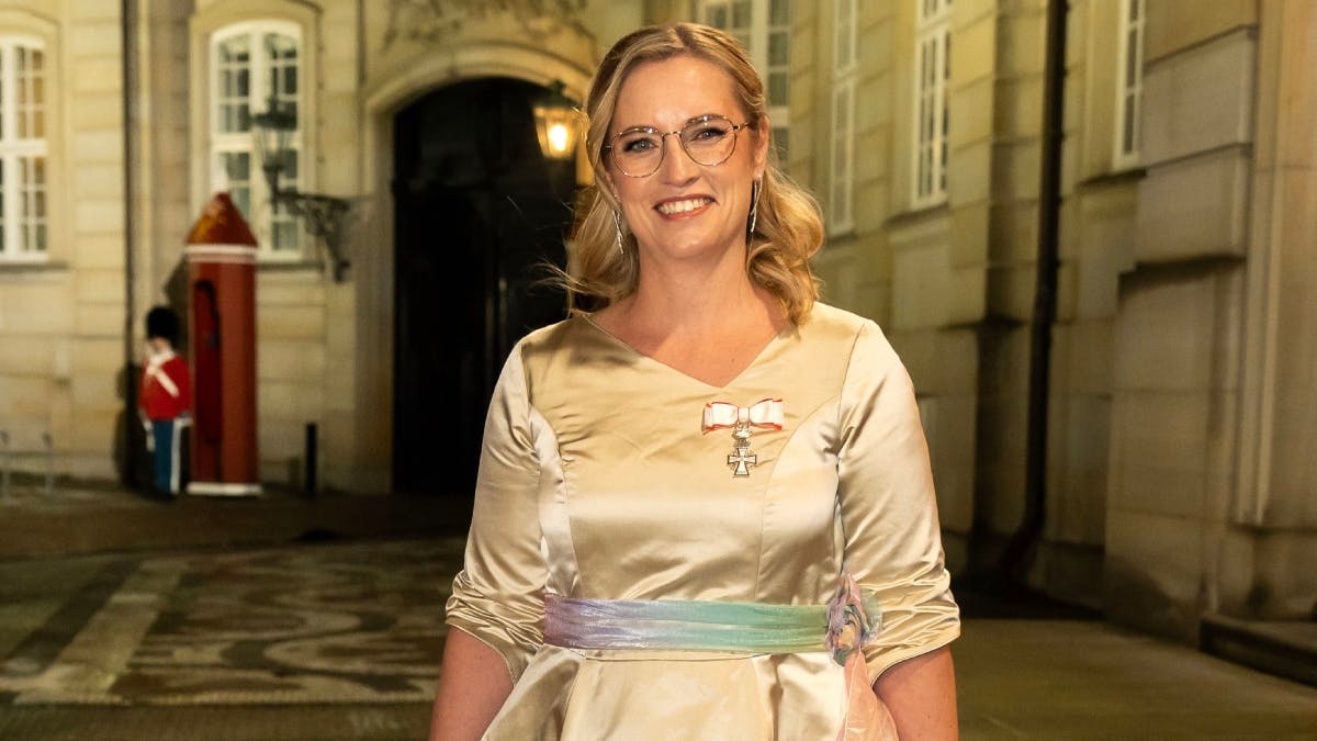 Stephanie Lose i kjole med regnbue-flæser: Bar gave, der matchede ...