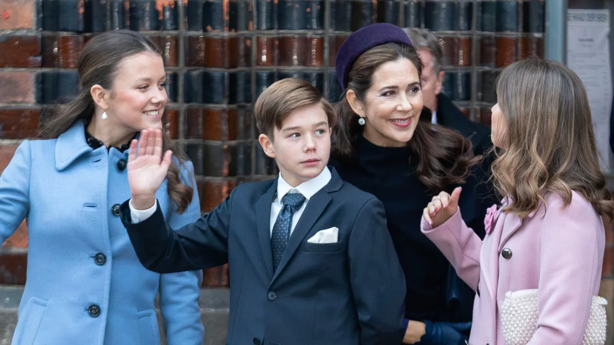 Følsomt billede bag kulisserne viser dronning Mary og børnene i ...