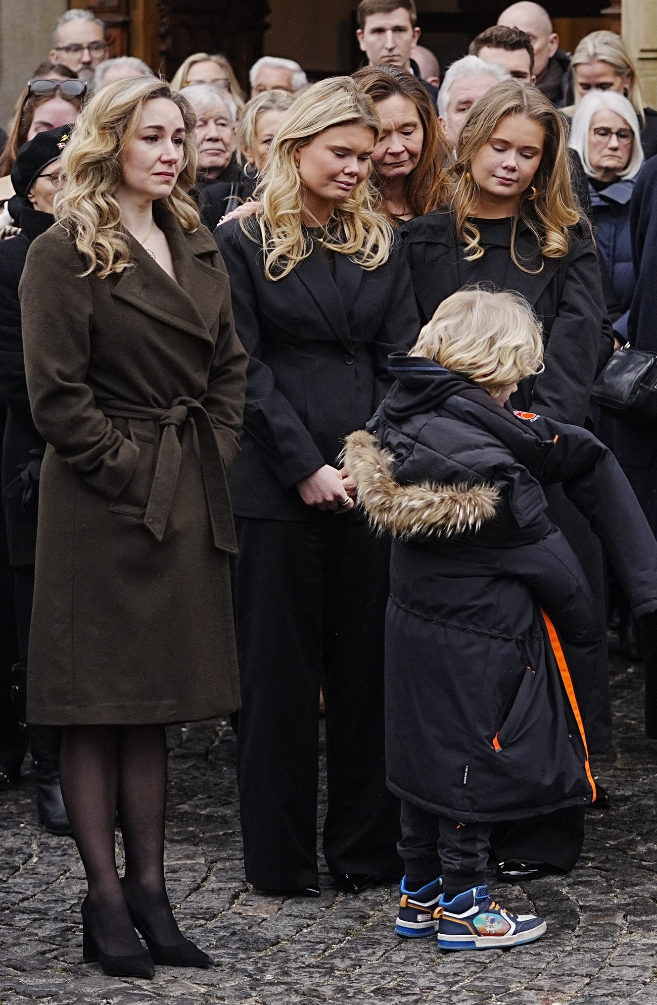 Sammen i sorgen: Josefine Kofoed ankom med Peter Christensens ekskone og børnene | BILLED-BLADET