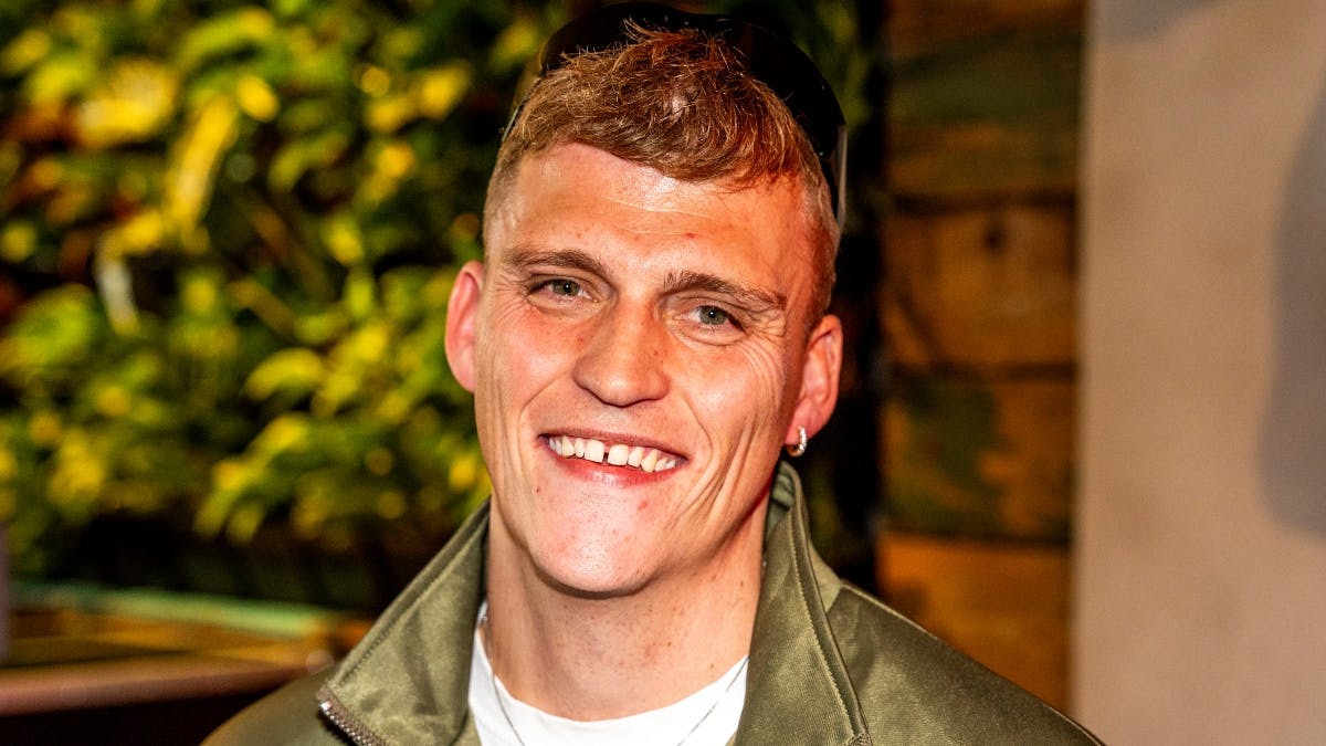 Grinte af spørgsmålet: Sebastian Bull kan ikke snakke om det uden Asta ...