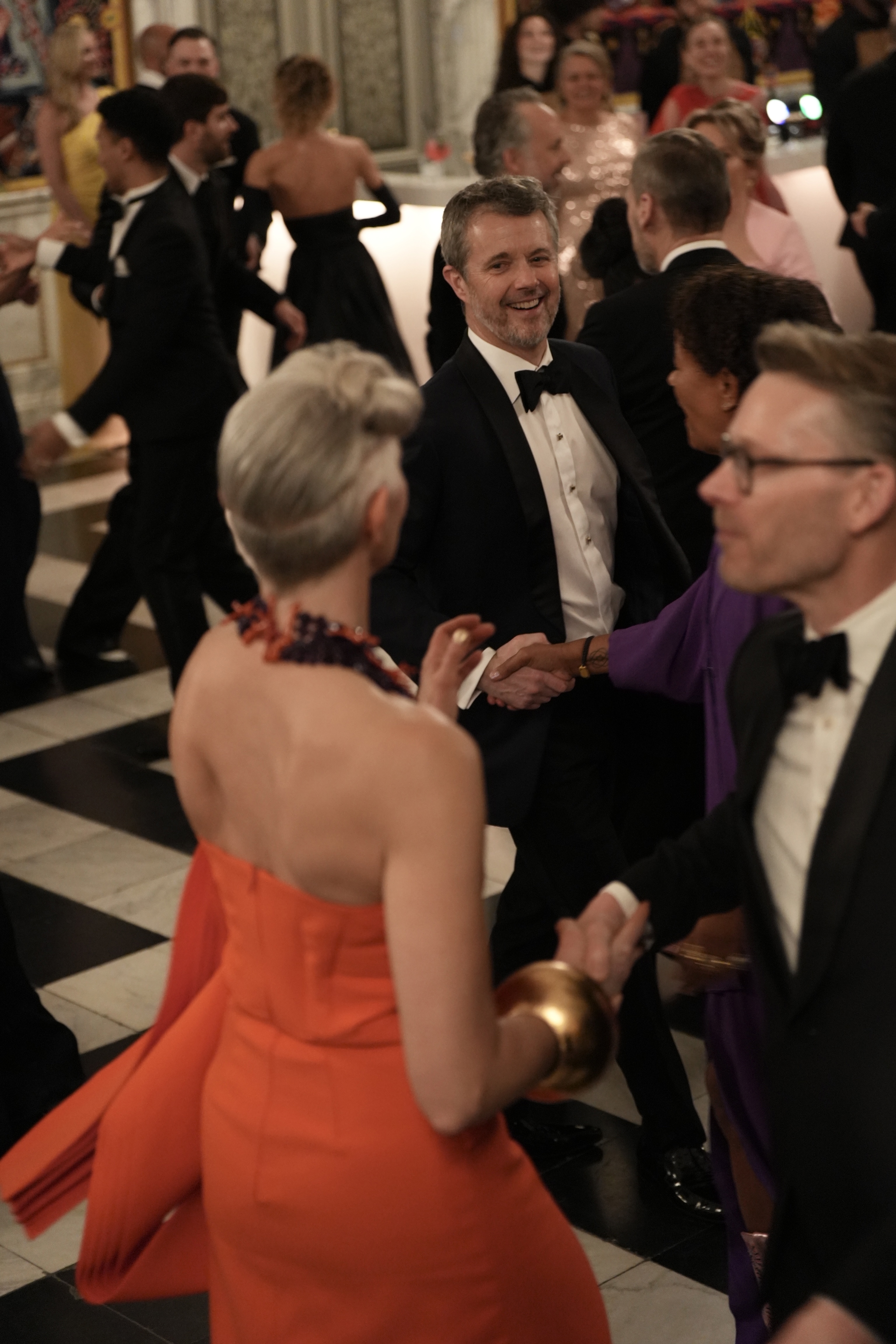 Se hvilken god veninde kong Frederik svingede rundt på dansegulvet ...
