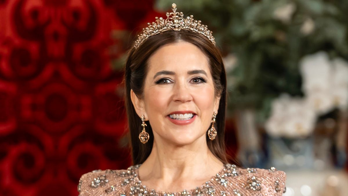 Skønne billeder lige inden det for alvor gik løs: Dronning Mary gav dronning Margrethe kærlig ...