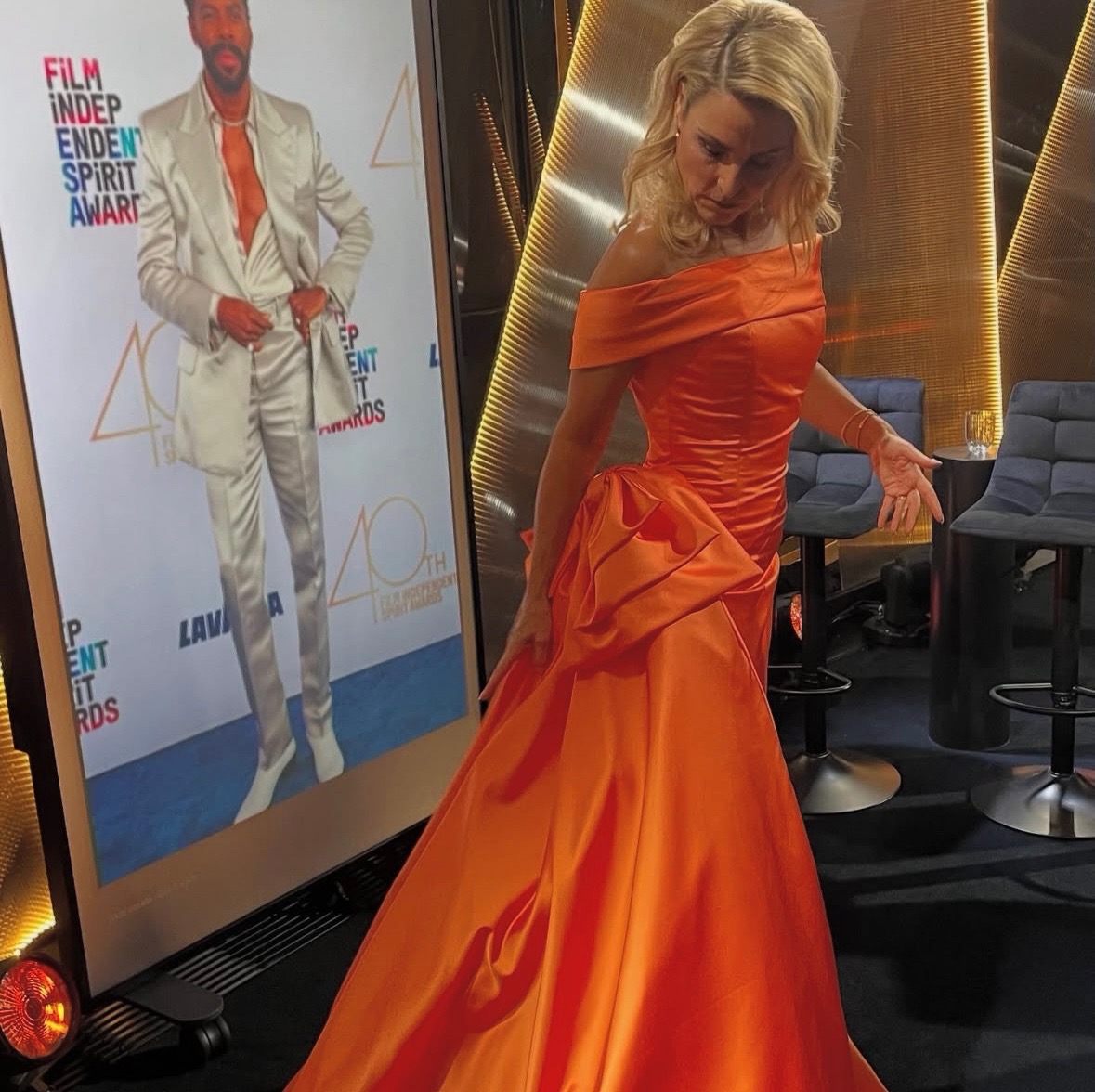 Waow! Michèle Bellaiche i pang-orange kjole med kæmpe sløjfe til Oscar-brag | BILLED-BLADET