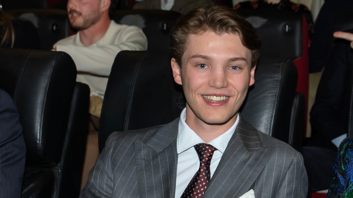 Grev Felix så skarp ud i elegant nålestribet jakkesæt med lommeklud og ...