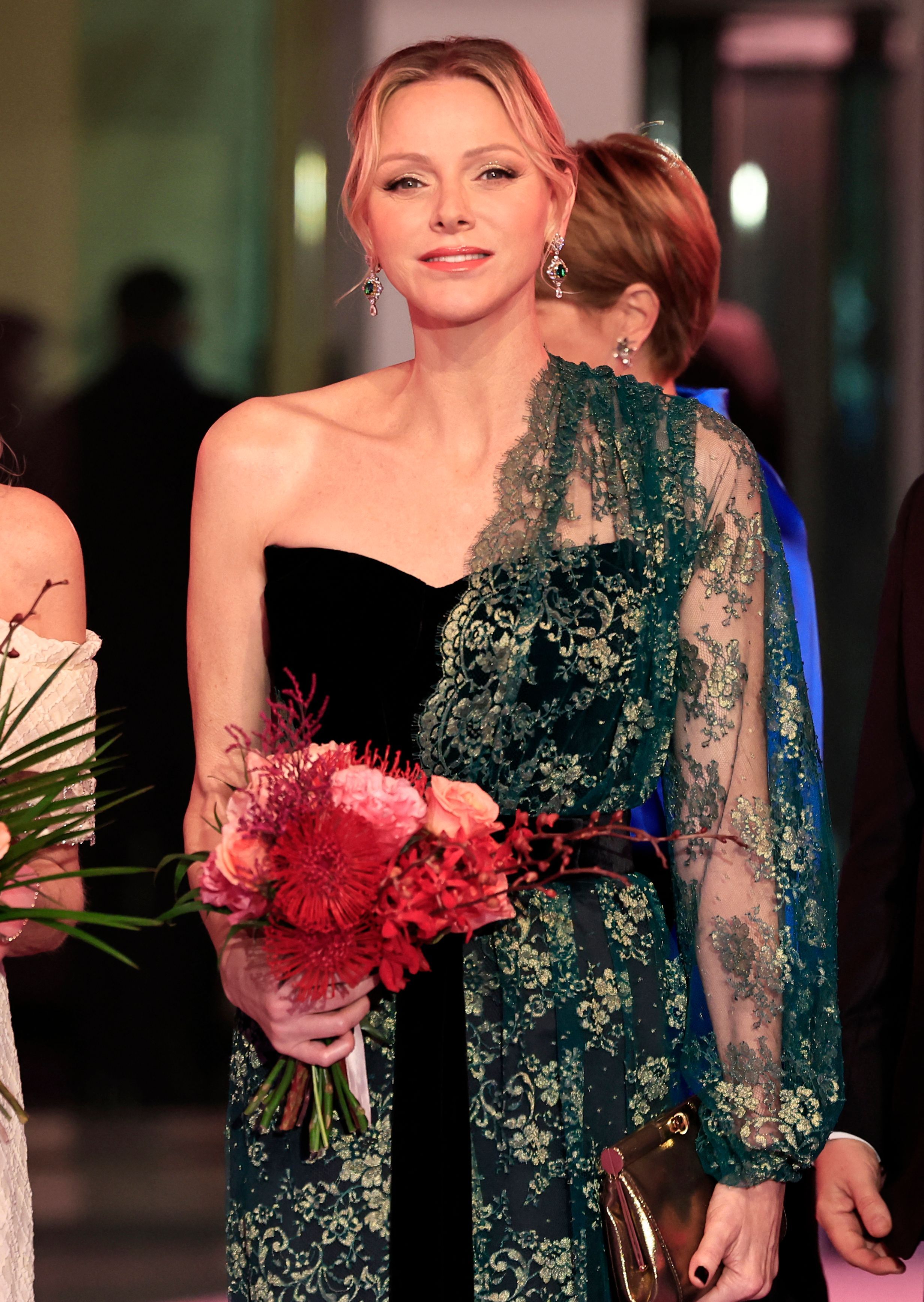 Fyrstinde Charlene til bal i asymmetrisk blondekjole med metallisk ...