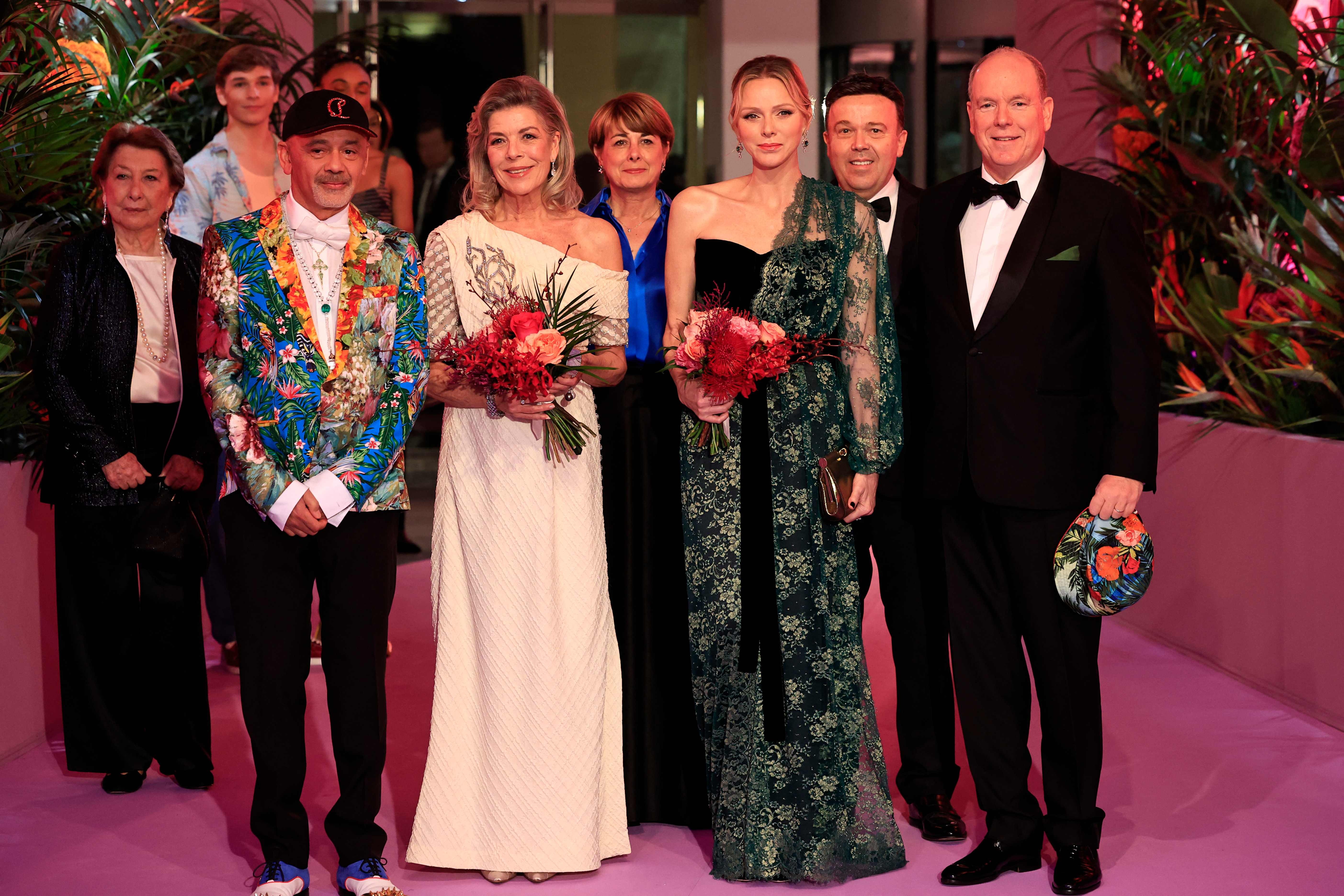 Fyrstinde Charlene til bal i asymmetrisk blondekjole med metallisk ...