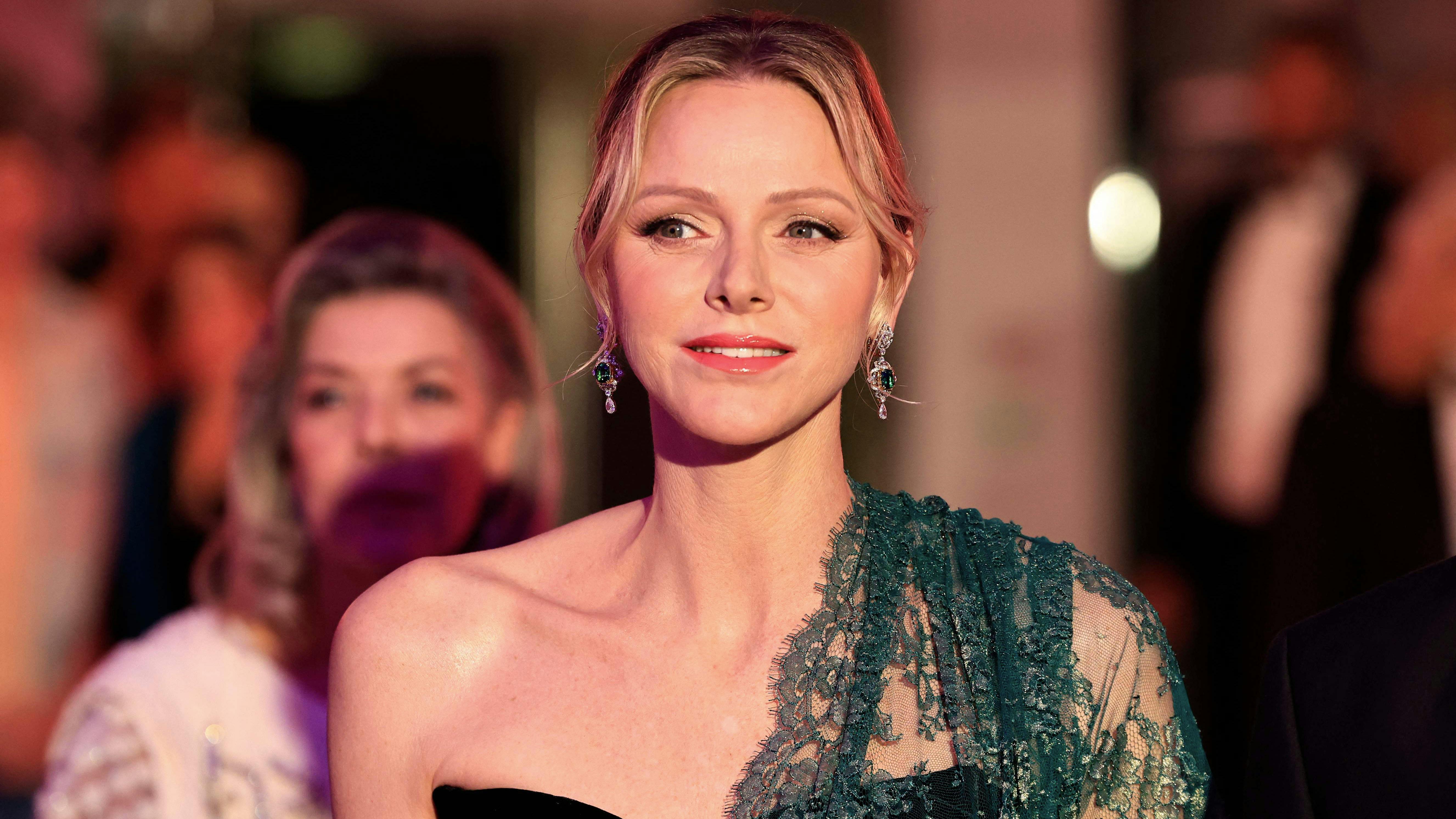 Fyrstinde Charlene til bal i asymmetrisk blondekjole med metallisk ...