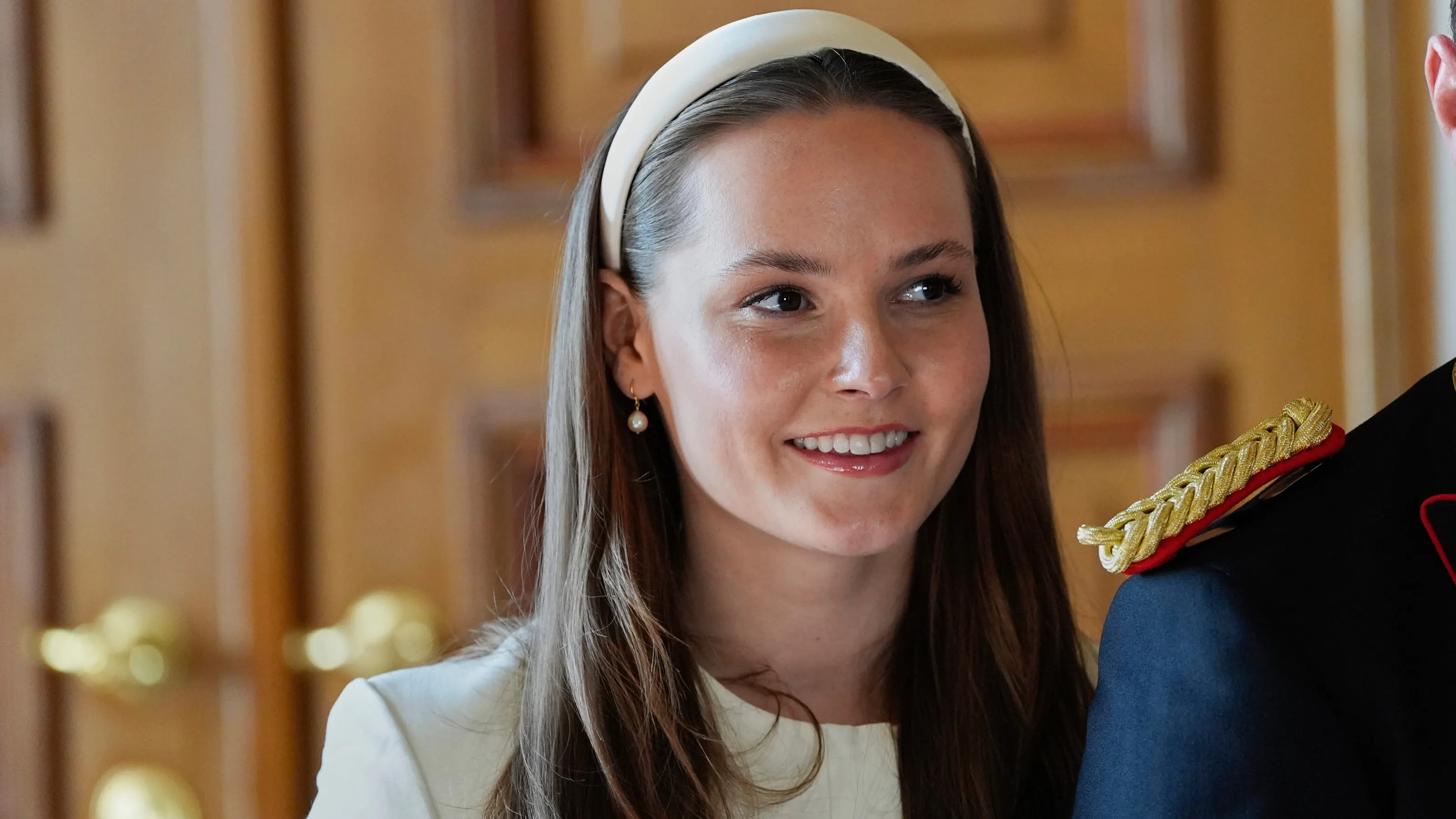 Sikke et look! Prinsesse Ingrid Alexandra lånte mors hvide frakke ...