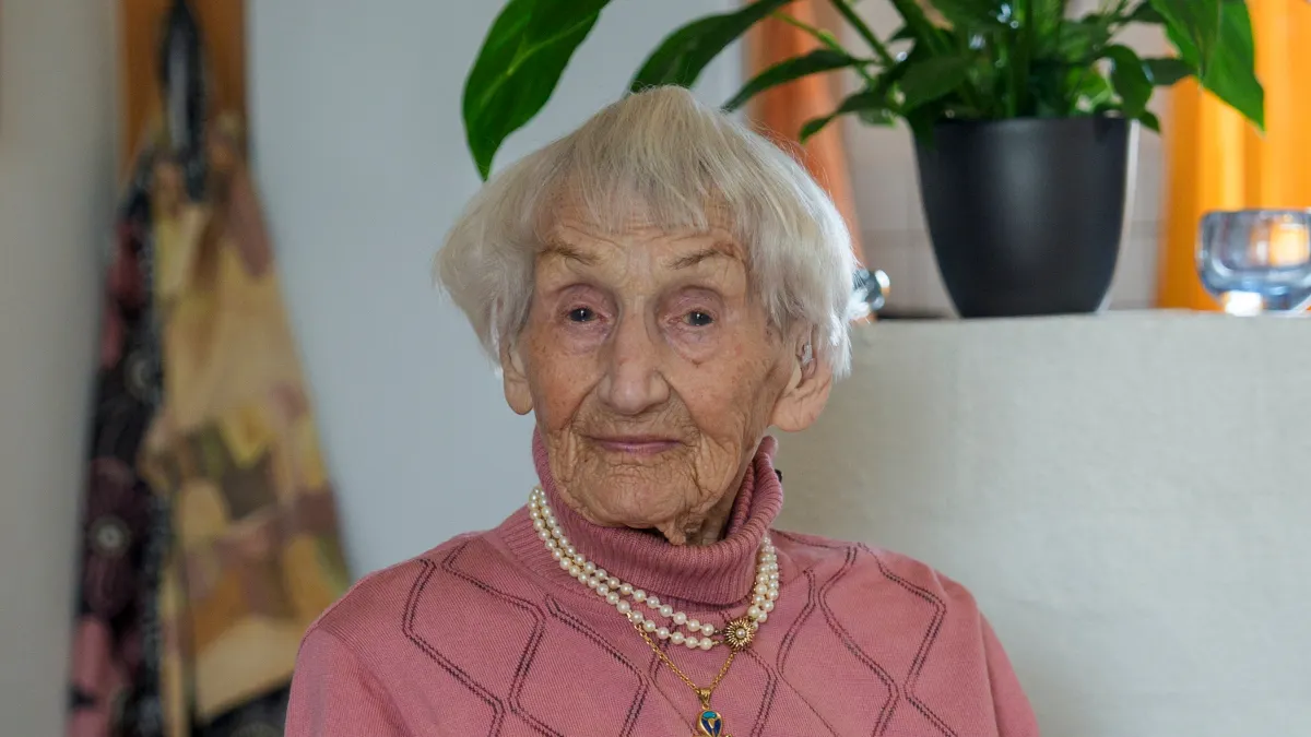106-årige Irmgard brækkede benet efter optagelserne til 100 år og en ...