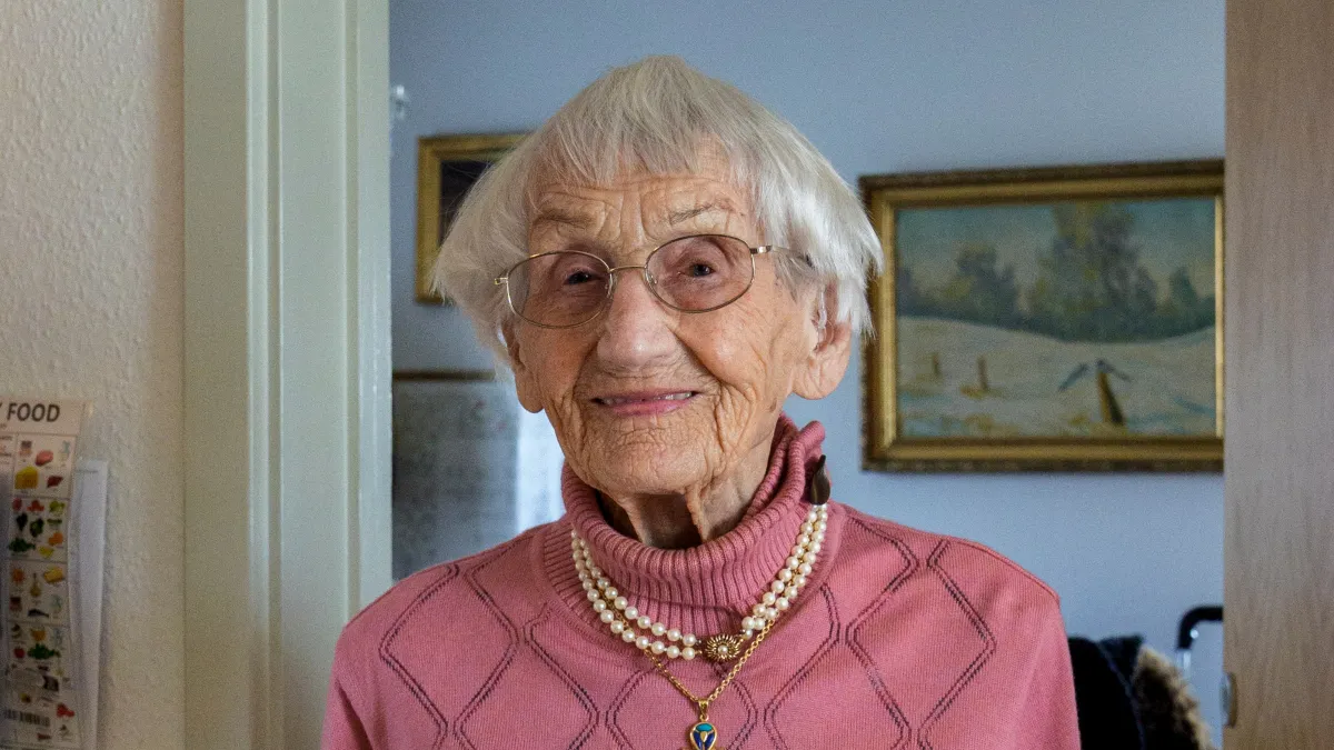 Irmgard fra 100 år og en sommer: Fik brud på benet, men dyrker stadig ...