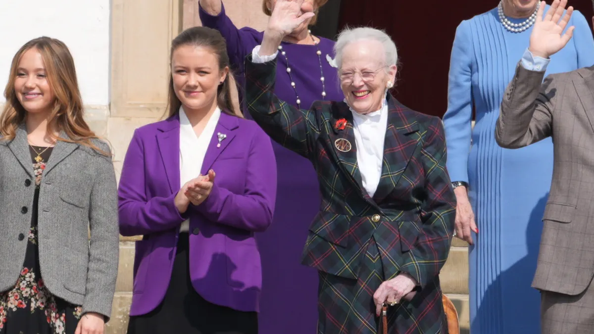 Cute detalje! Prinsesse Isabella bar gave fra dronning Margrethe ...