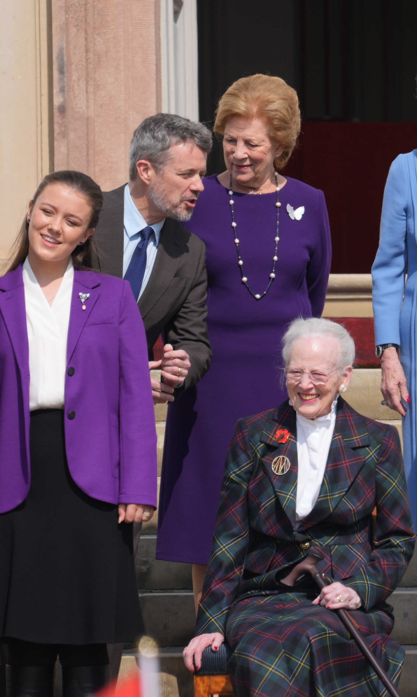 Cute detalje! Prinsesse Isabella bar gave fra dronning Margrethe ...