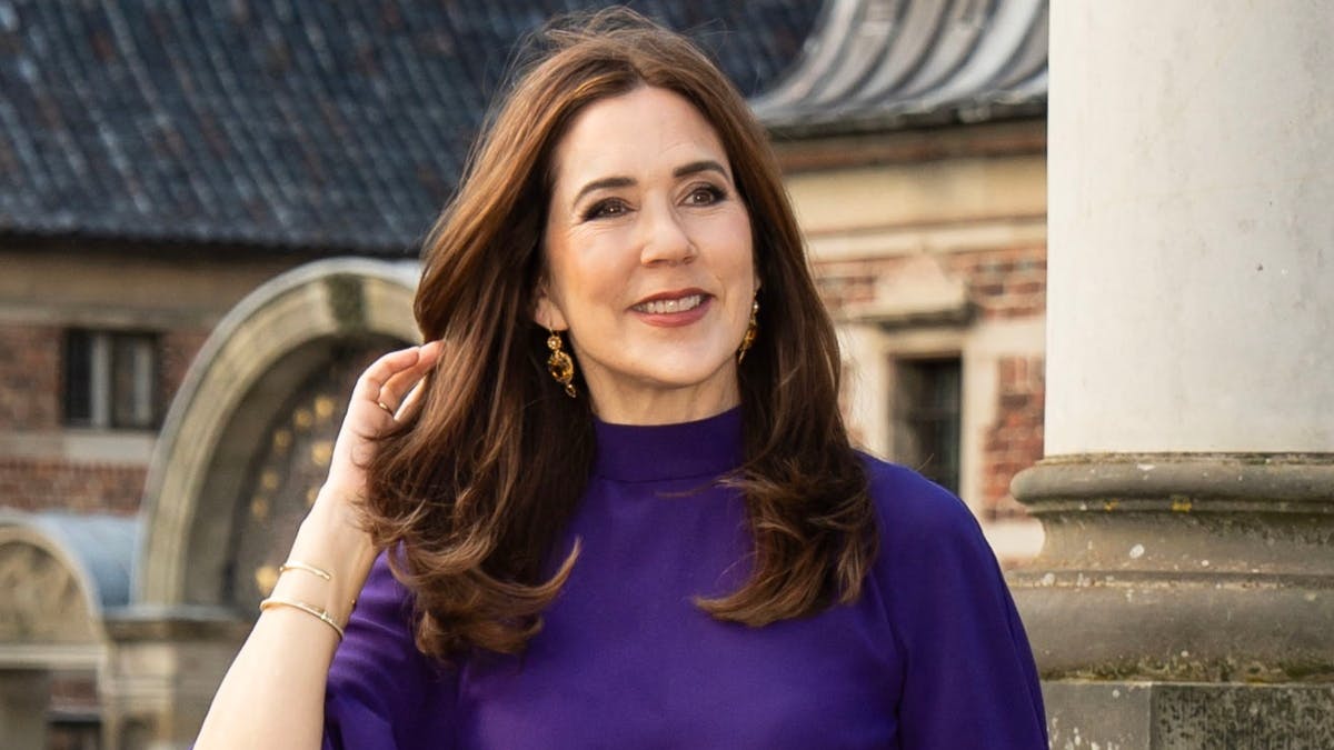 Dronning Mary holdt det i hånden ved ankomsten: Tog hun det med for en sikkerheds skyld ...