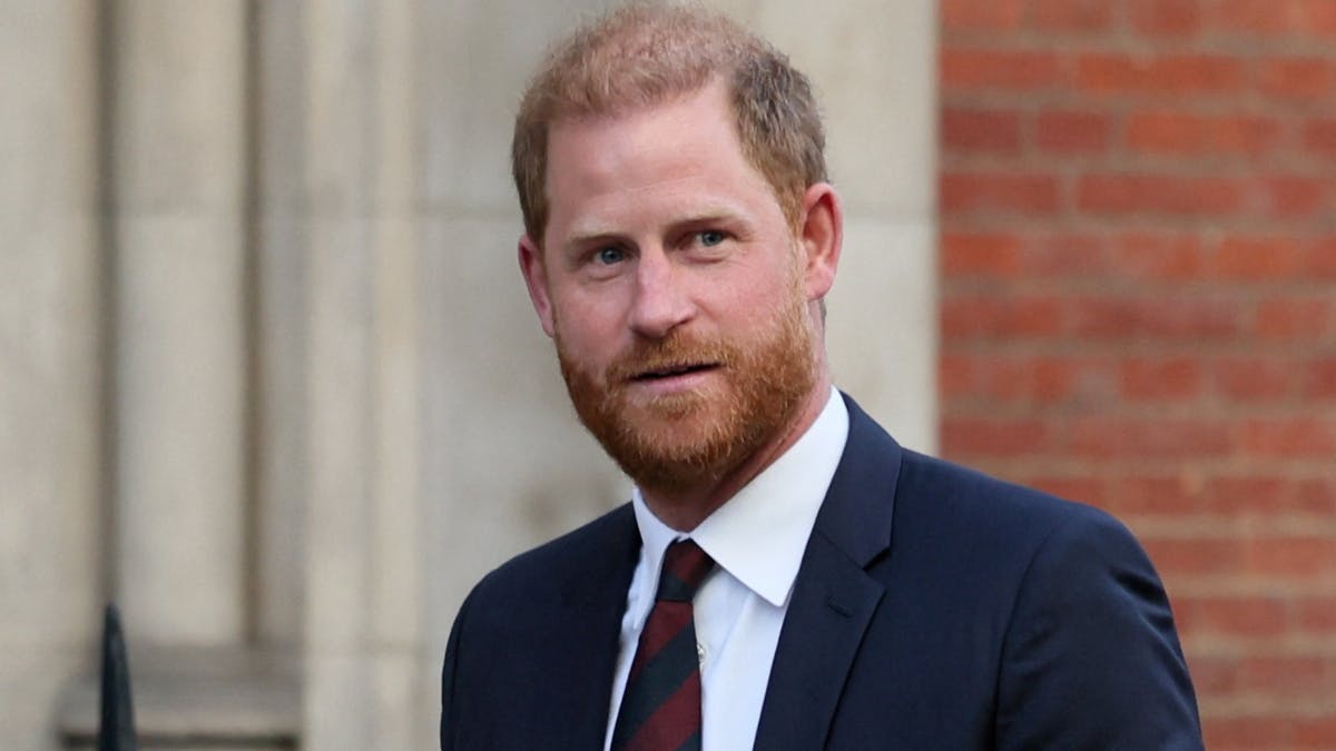 Pludselig ringede prins Harry på, og så gik snakken i beboernes lokale ...