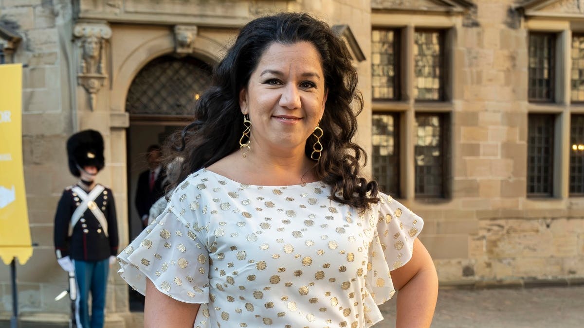 Det bliver så spændende: Simi Jan afslører nyhed på vej ind til middag ...