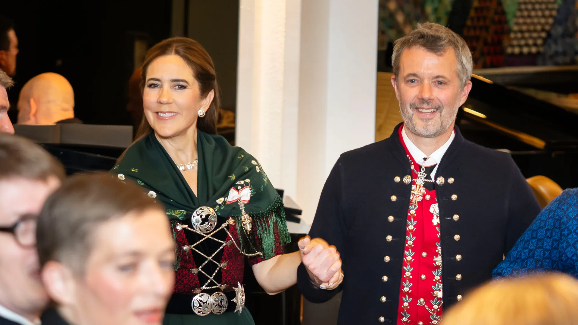 Frederik og Mary på slap line: Slog sig løs med kædedans og drikkehorn ...