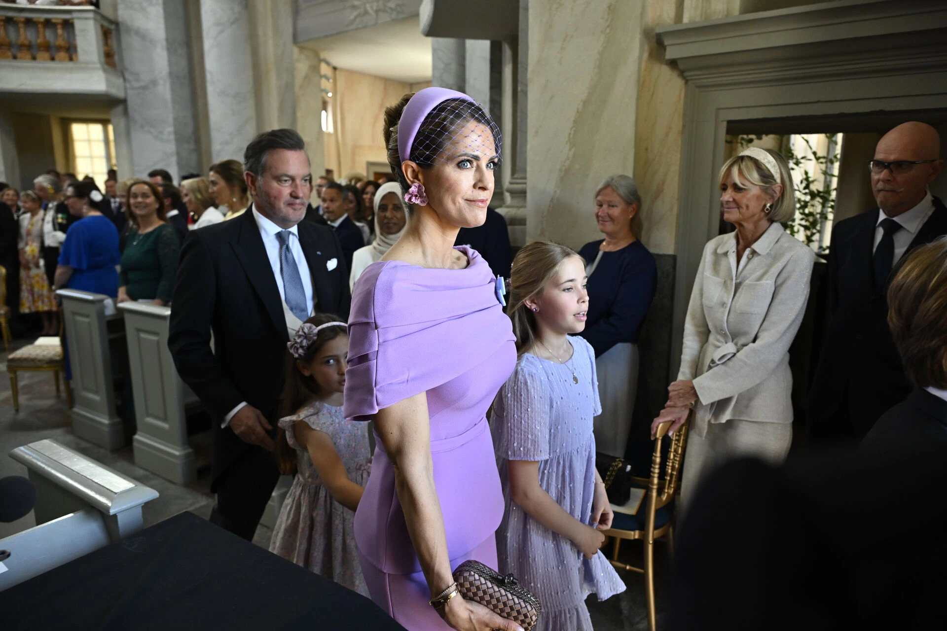 På vej til frokost: Prinsesse Madeleine vækker opsigt omgivet af ...
