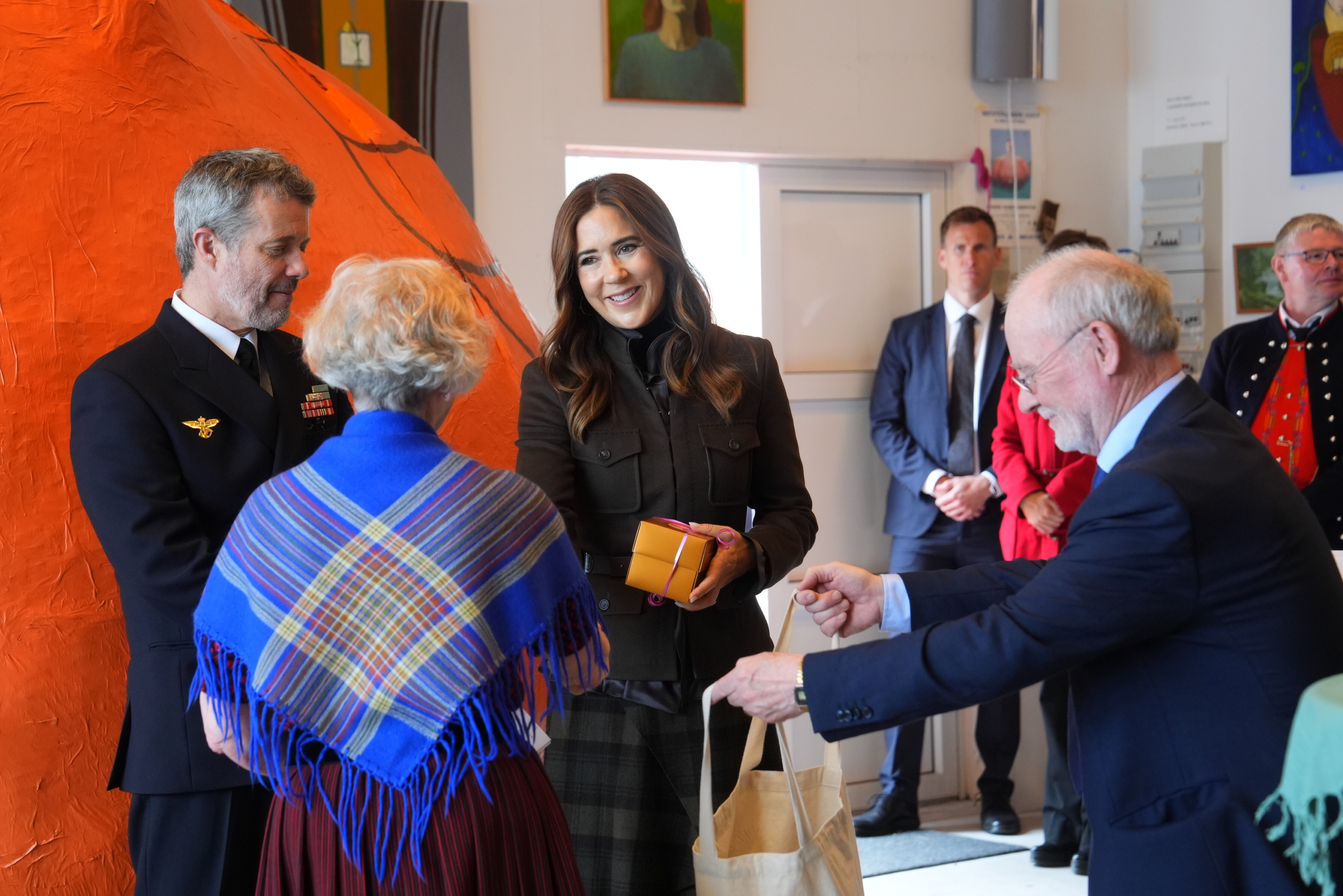 Det har hun vist aldrig fået før! Dronning Mary kunne slet ikke vente ...