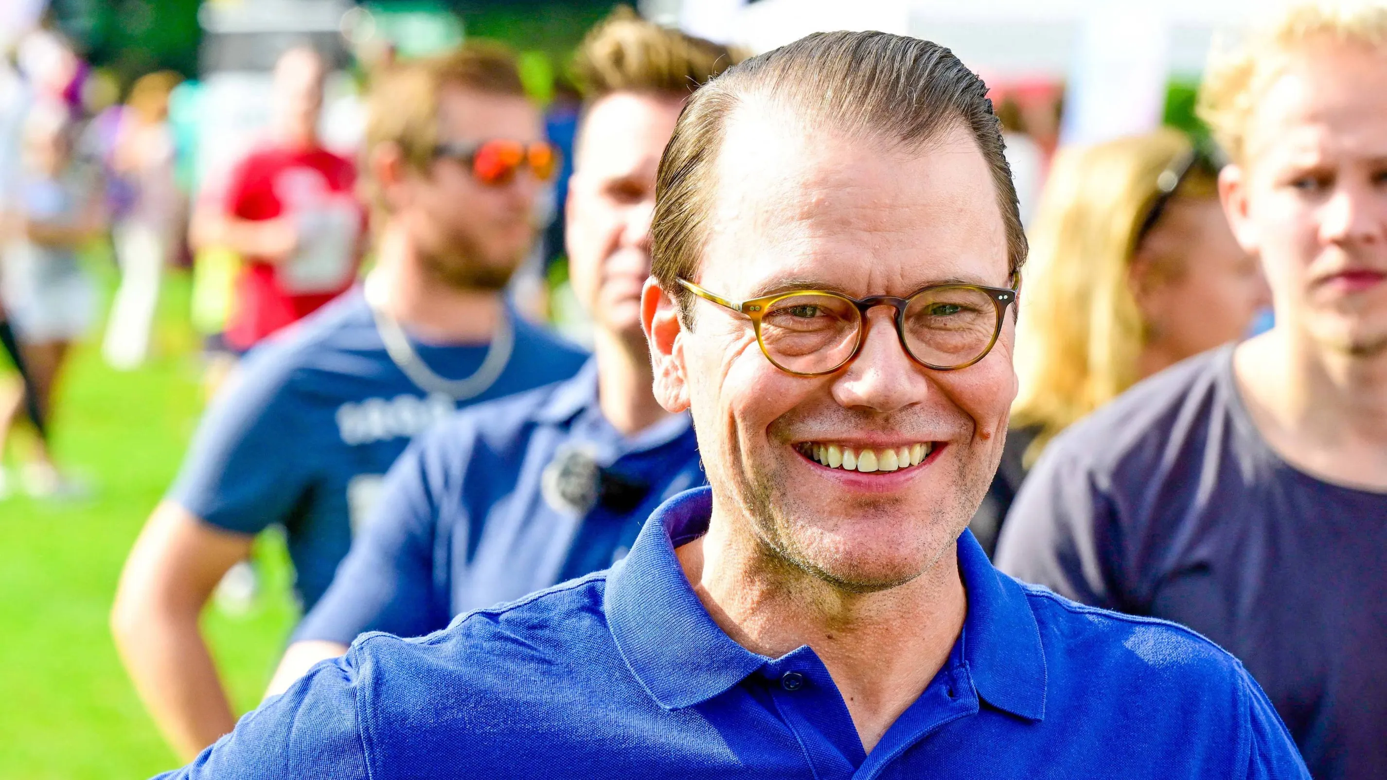 Prins Daniel mænger sig med de unge: Viser sit største smil på selfie ...