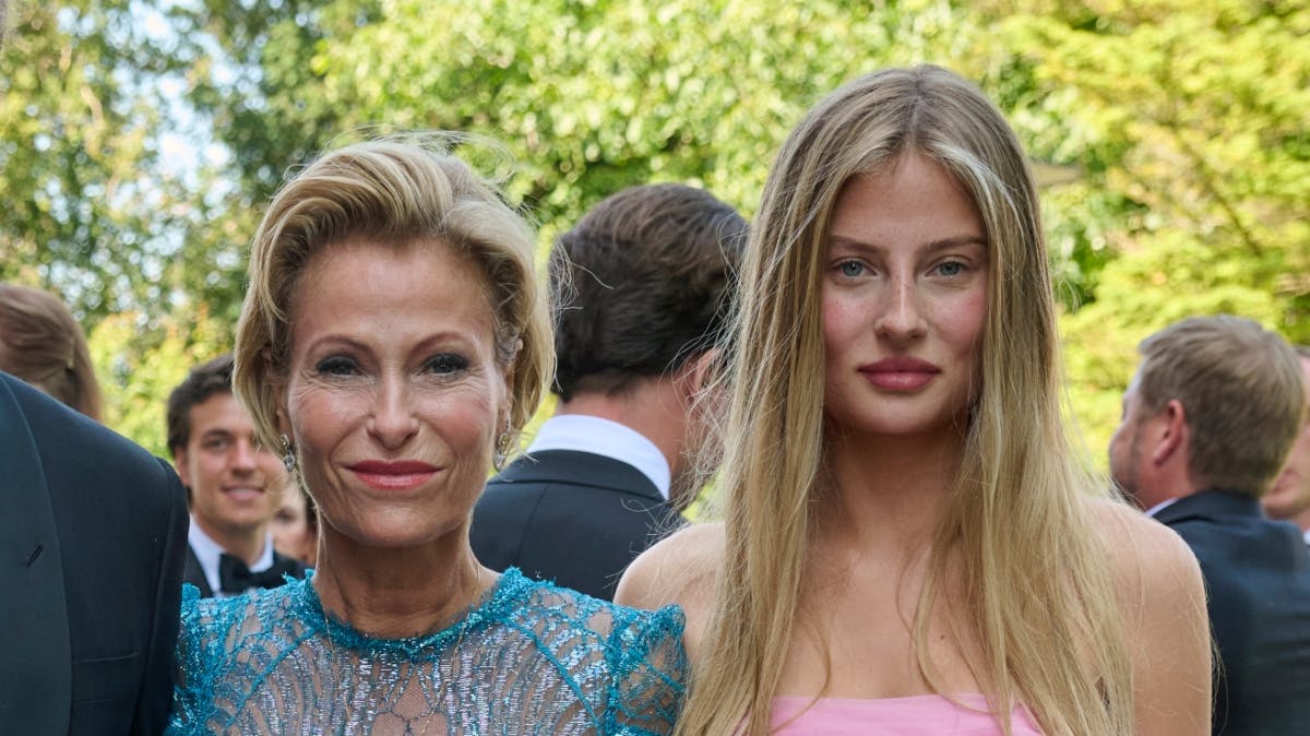 Rigmor Zobel og datteren i farverige festkjoler fra dansk haute couture ...