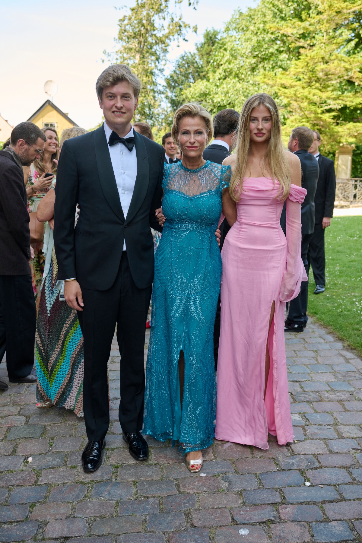 Rigmor Zobel og datteren i farverige festkjoler fra dansk haute couture ...