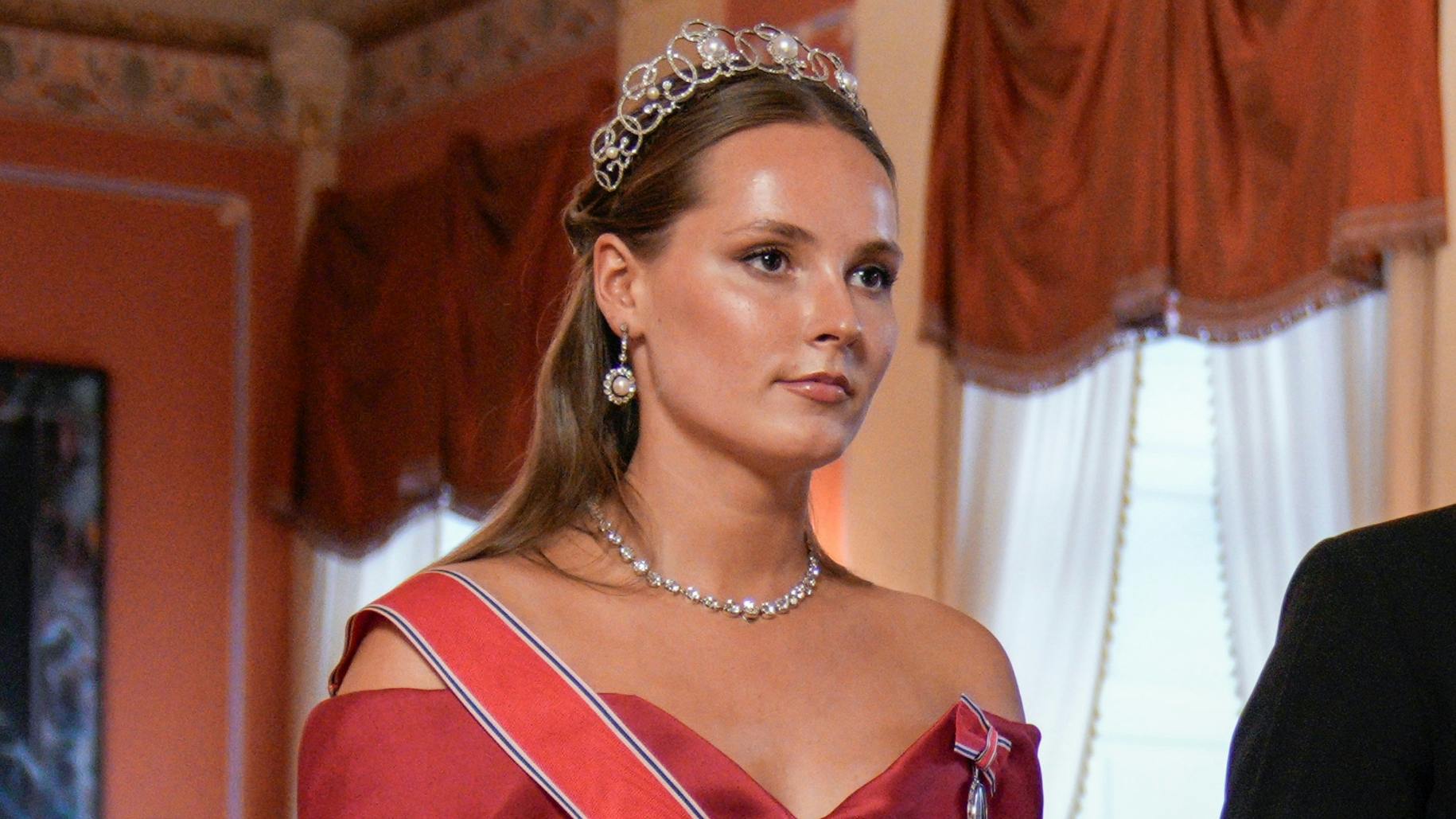 Prinsesse Ingrid Alexandra til galla i rød satinkjole med korseteffekt ...