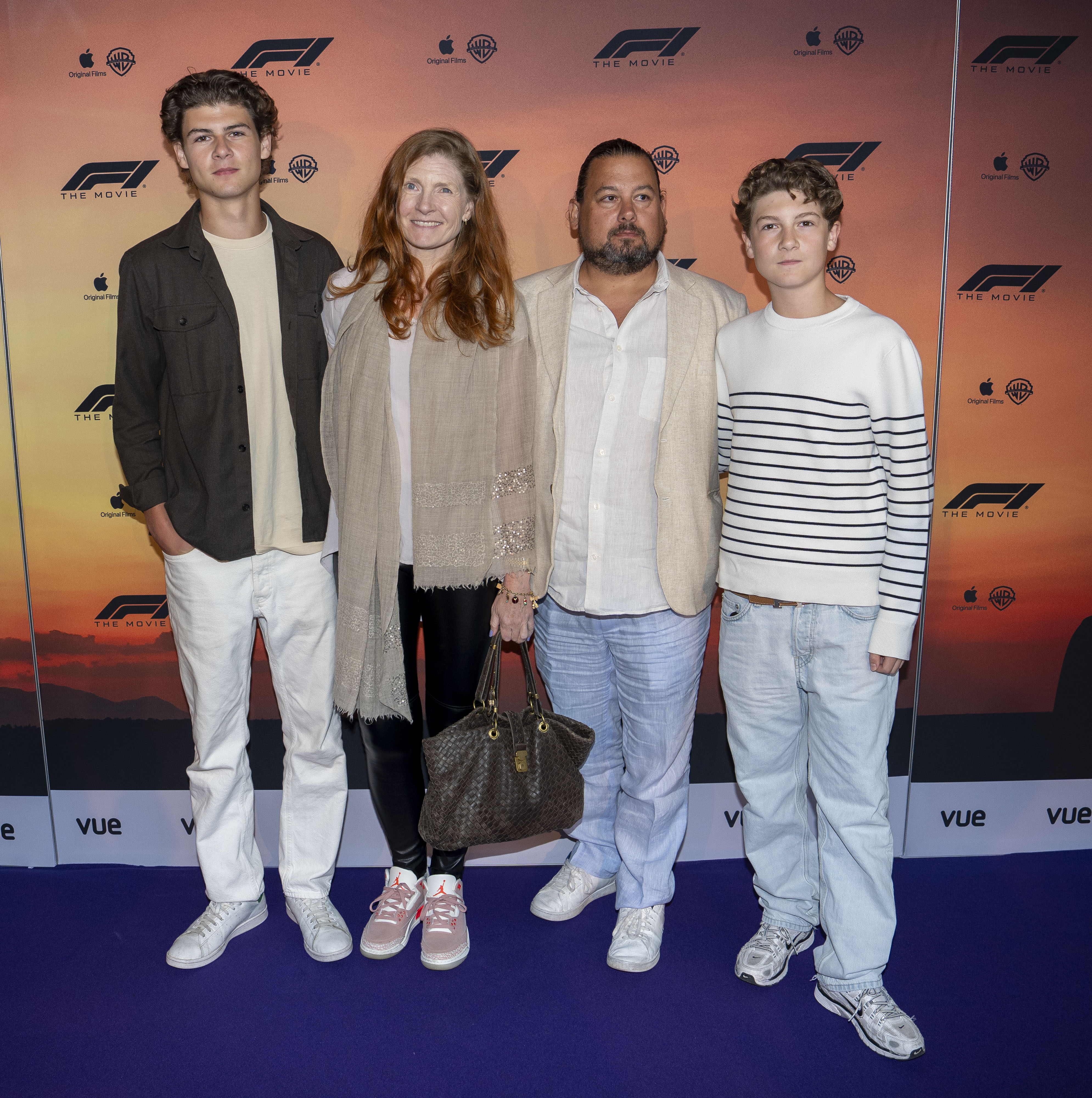 Familien var med: Nina Munch-Perrin viste manden og sønnerne frem til ...