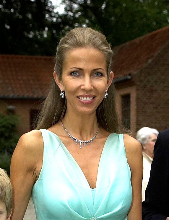 Ærede Henriette Zobel: Hannah bar svigermors glimtende smykke til ...